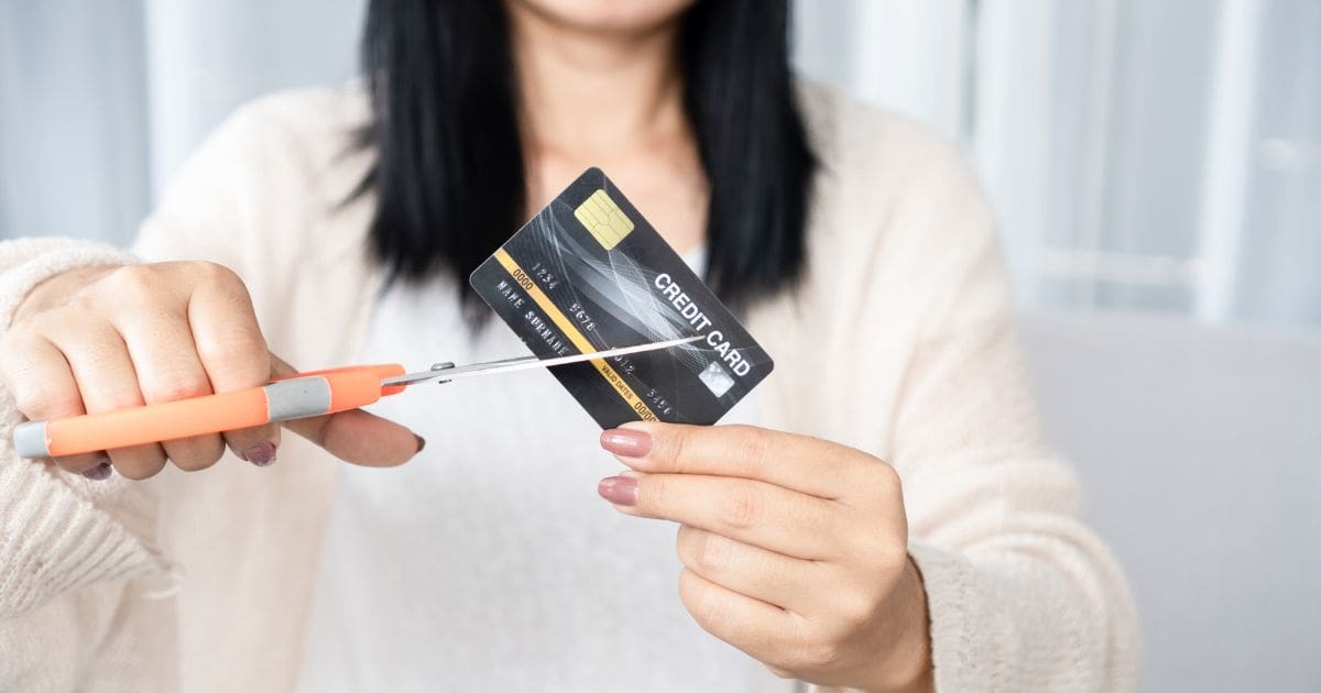 Credit Cards vs Factoring: Cash Flow Solutions for SMEs